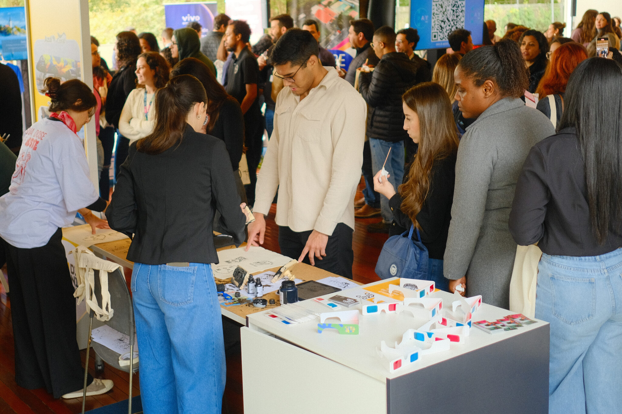 A arte entrou em cena na Bayer e fez fila gigante - Blog Dionisio Arte